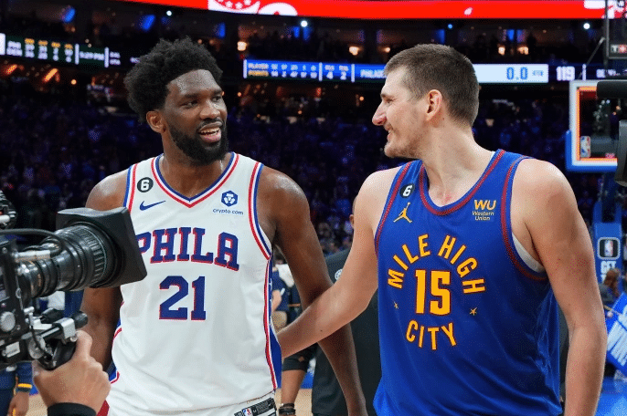 官宣恩比德当选MVP：狂刷纪录荣膺首个乔丹奖 激动落泪全队欢呼_腾讯新闻