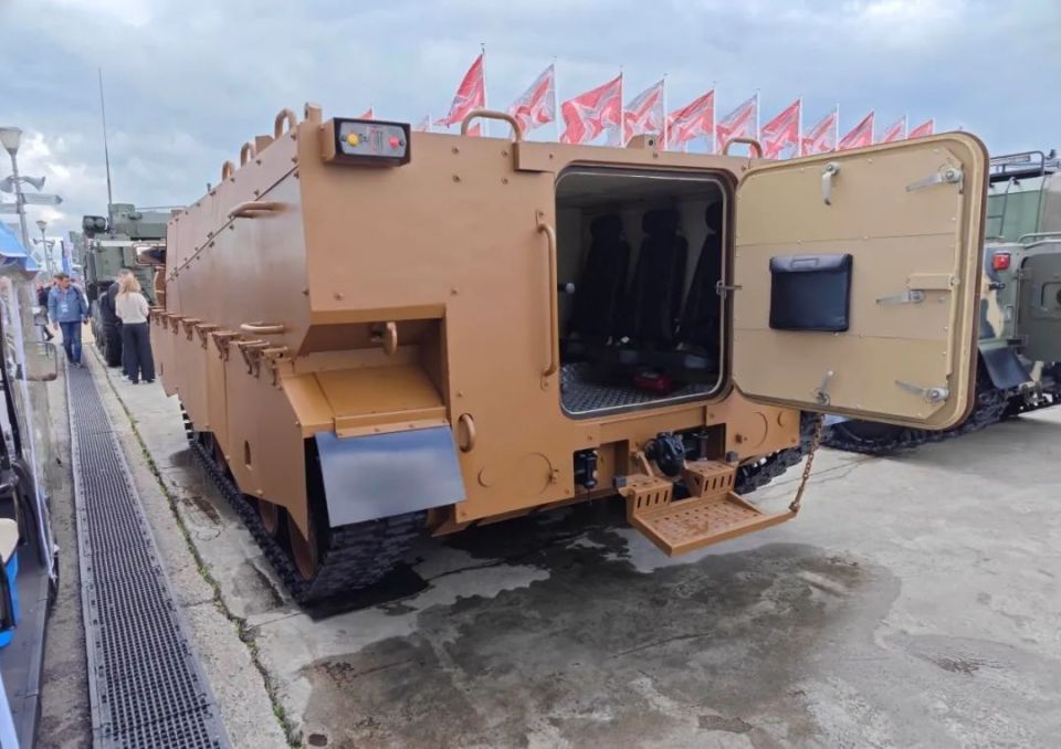 新一代“面条萝卜”！俄罗斯推出新型MGT-LB多用途两栖装甲车_腾讯新闻