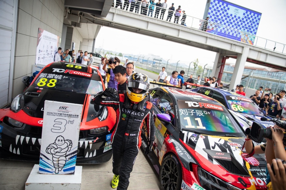 中国速度闪耀世界！马青骅驾驶领克03TCR赛车主场夺冠创历史_腾讯新闻