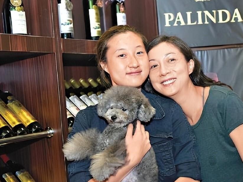 “成龙女儿”穷到只剩20块流落街头？ 26年后，这对父女的金钱游戏终于换剧本了_腾讯新闻