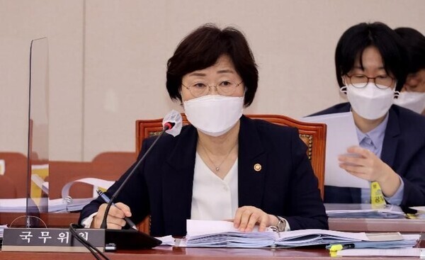 “用人不听劝”动摇政权根基：姜仙祐争议重创李在明支持率_腾讯新闻