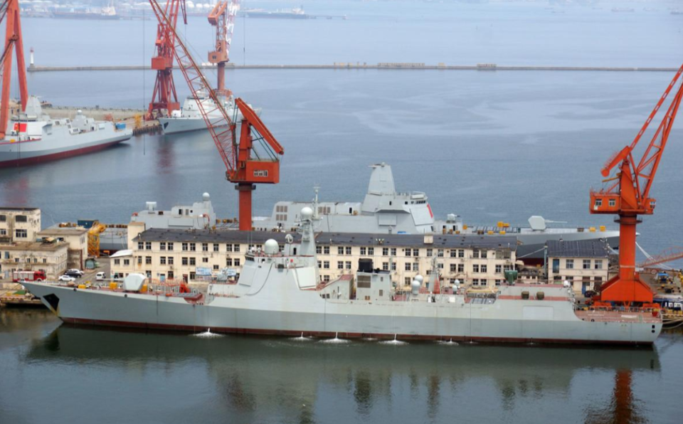 055型驱逐舰有多大？与052D同框才明白，为何美国称为“巡洋舰”_腾讯新闻