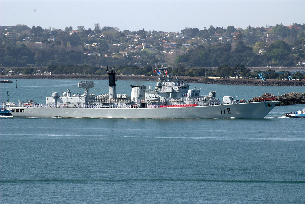 055型驱逐舰有多大？与052D同框才明白，为何美国称为“巡洋舰”_腾讯新闻