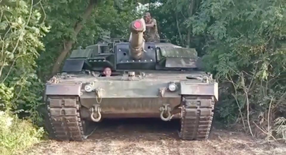 这是什么造型？乌克兰豹2A4披挂俄式装甲，网友：豹克莱尔斯基_腾讯新闻