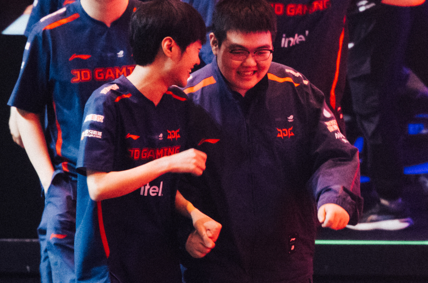 LPL首个四冠上单！369：感谢去年JDG把我买来互相成就！_腾讯新闻