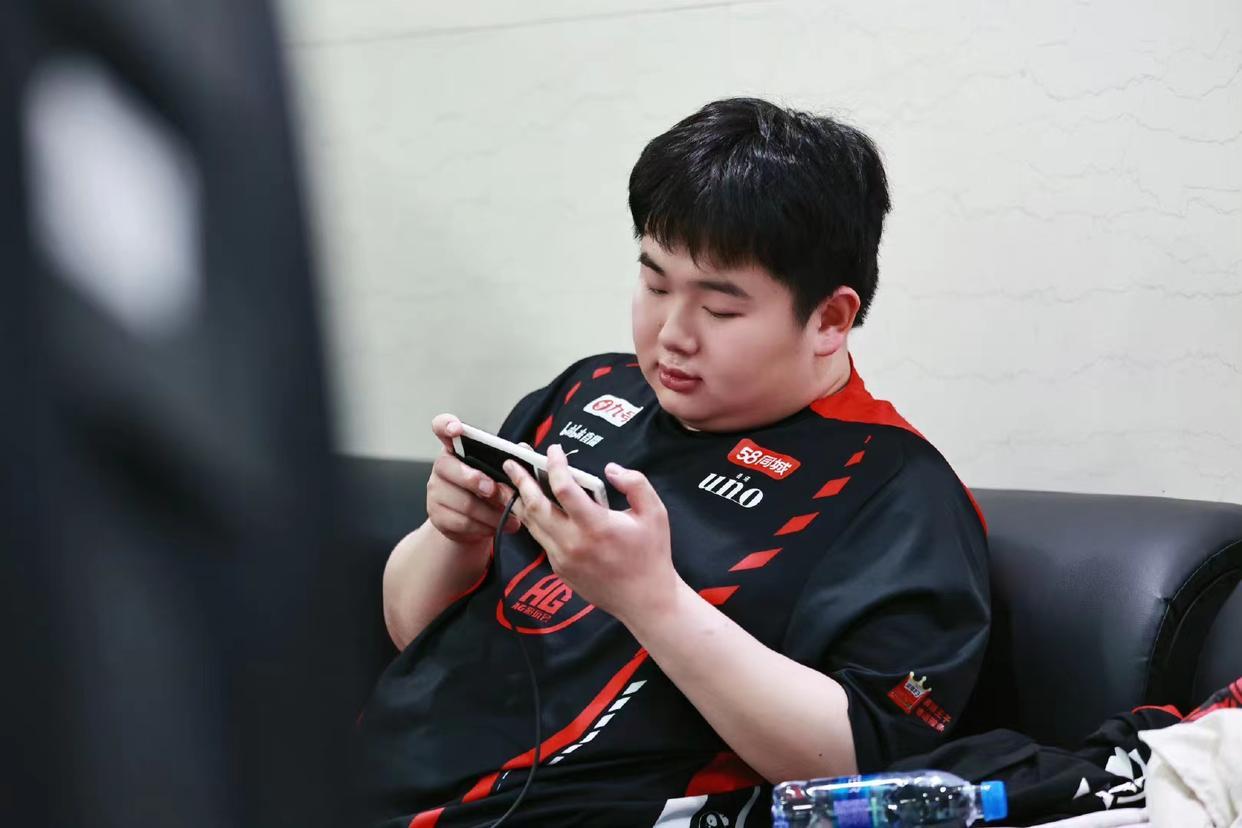 AG粉“过年”了！3-0击败KSG拿首胜，解说感慨：早上未央何至于此