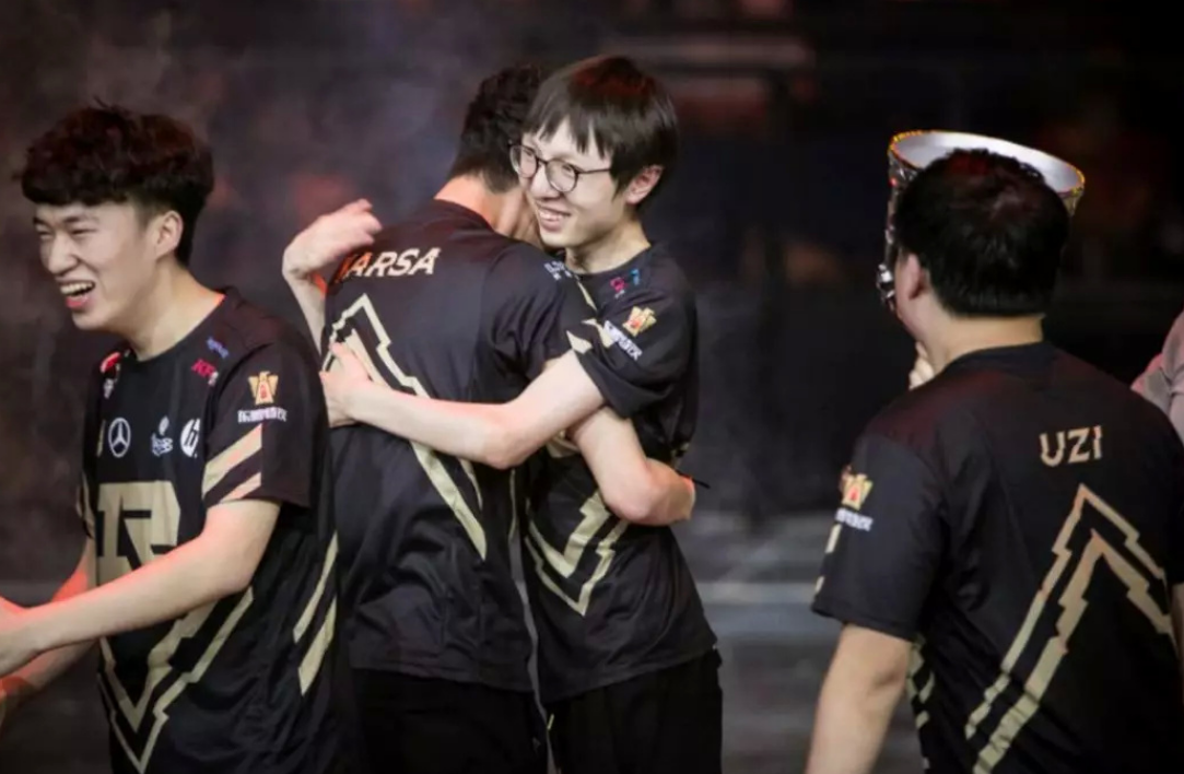 时隔多年，RNG和EDG今天焦点之战，首次以纯全华班阵容出阵