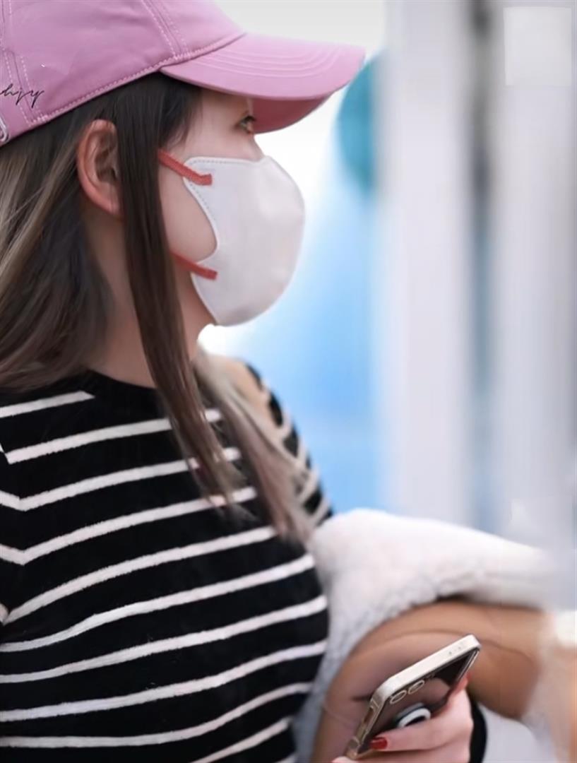 刘诗雯广州出发，粉色棒球帽配条纹衫，简约又高级_腾讯新闻