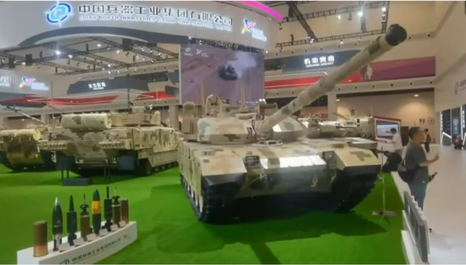 VT-4A1主战坦克：现场演示发射GL-6榴弹，拦截摧毁来袭反坦克导弹_腾讯新闻