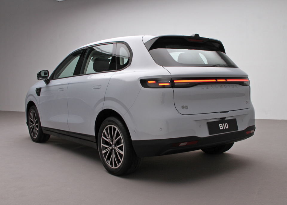 零跑B10内饰亮相 车机搭载8295芯片 新车3月开启预售_腾讯新闻