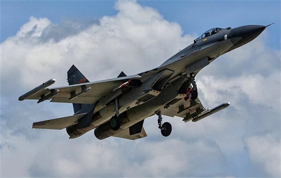 歼-11BG是最好的非隐身战机？歼11BG和苏-35，谁是终极版侧卫？_腾讯新闻