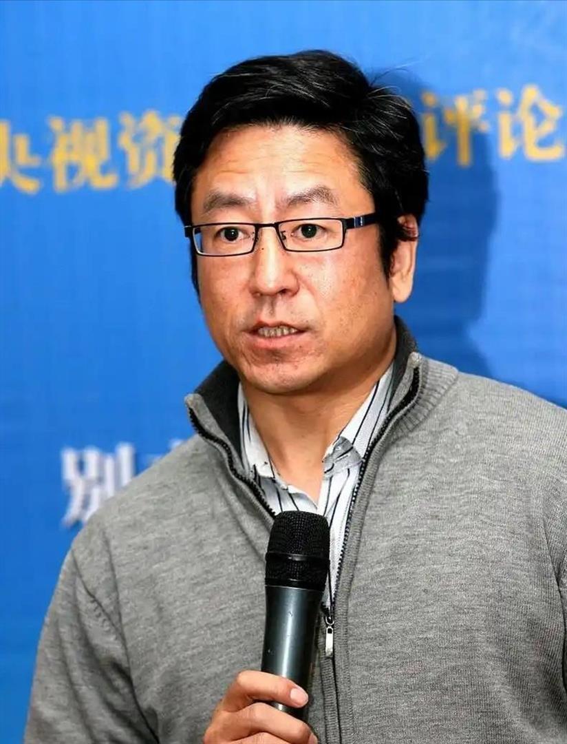 57岁白岩松祝福高考生，满头白发却不染，妻子用纸条救了他的命_腾讯新闻