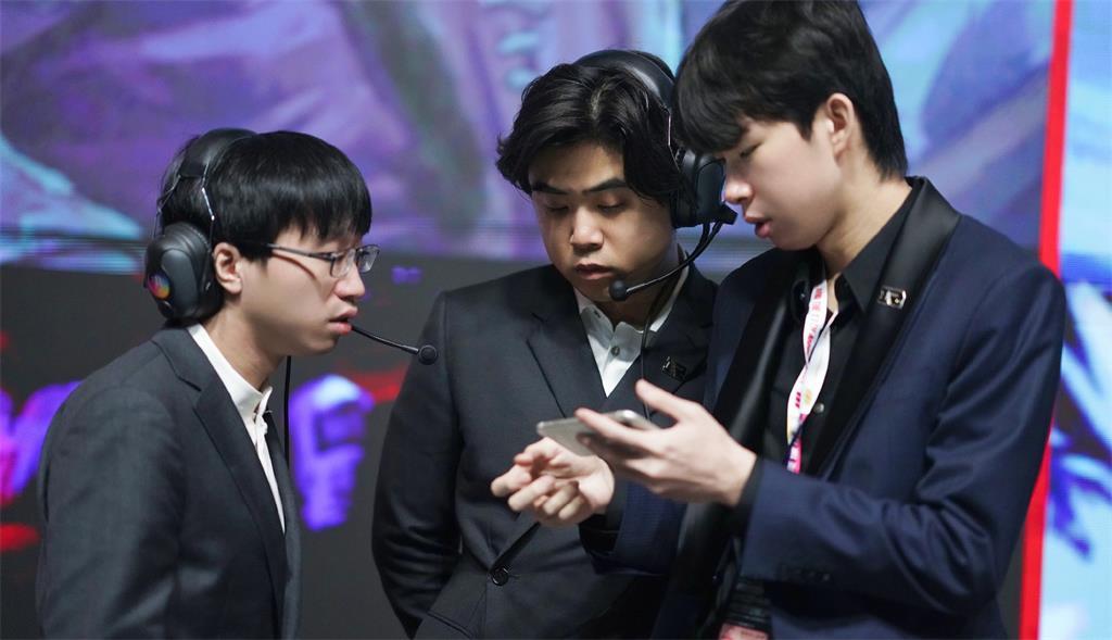 RNG官宣大名单赛训组全换？tabe老婆晒3次术后照，眼睛蒙上厚厚纱布