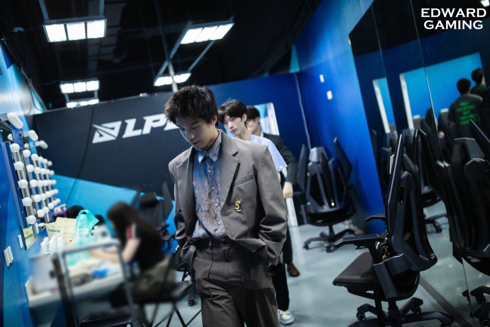 EDG新阵容定了！上单ZDZ，下路Assum！粉丝吐槽：比赛都不想看了_腾讯新闻