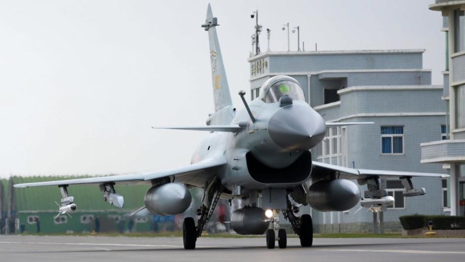 机腹错列双联挂架，翼下屮型三联挂架，巴订购的歼-10CE亮相珠海_腾讯新闻