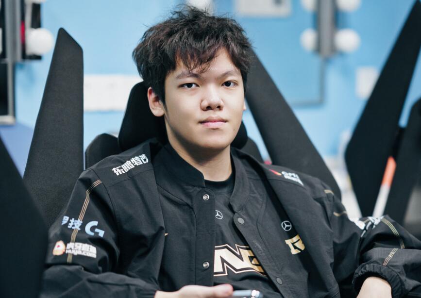 Angel首秀漏洞百出，uzi吐槽他是地缚灵，建议教练好好研究