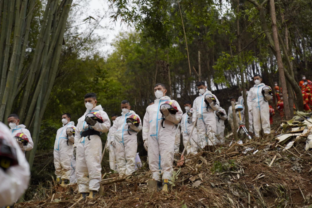 东航5735坠毁一年：近5万个残骸碎片，为什么很难还原事故真相？_腾讯新闻