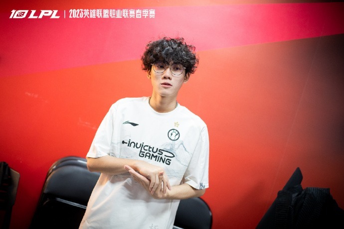 燃起来了！IG迎战EDG前，YSKM找Zeus陪练！Ale找小祥加练