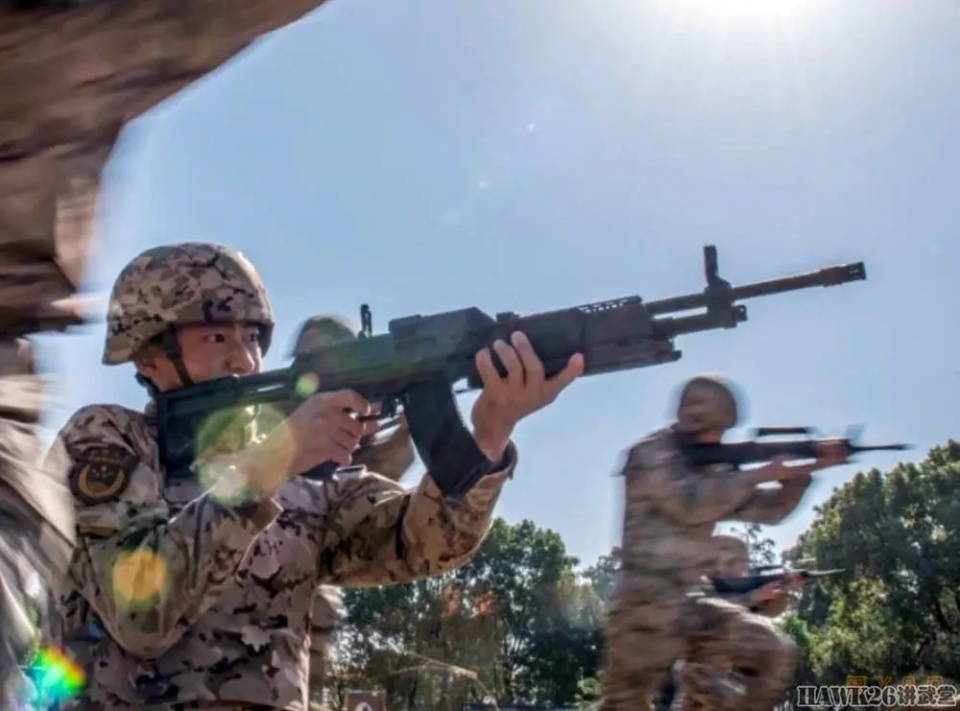 海外谈中国：QJB-201轻机枪采用双路供弹 大幅提升步兵班作战能力_腾讯新闻