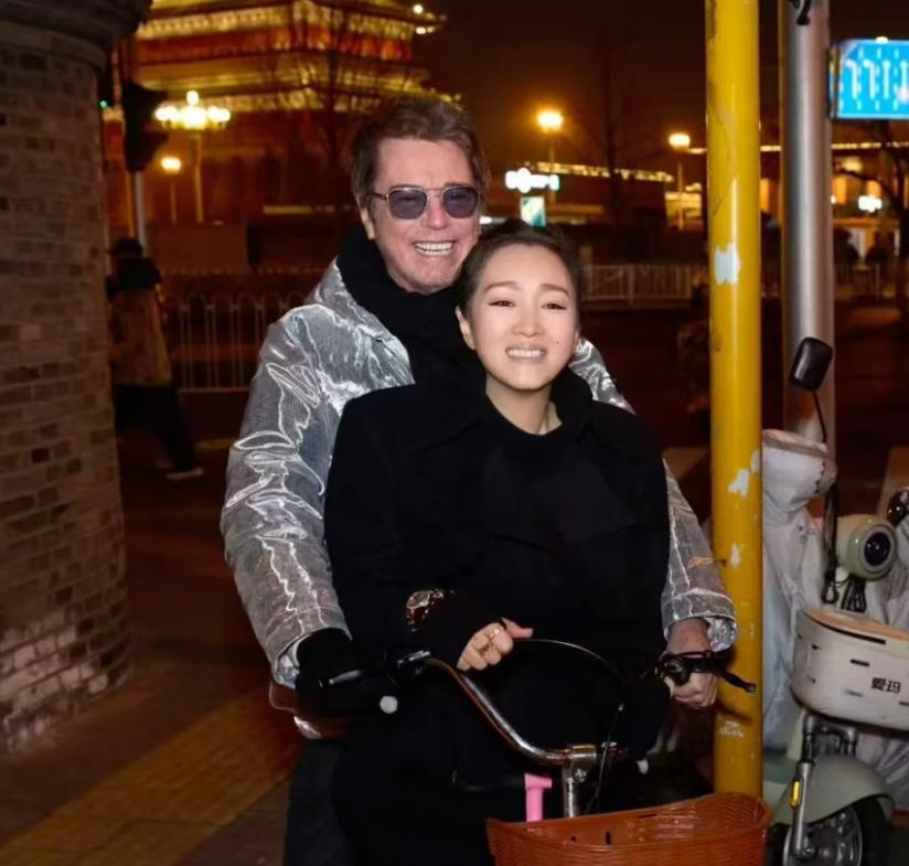 神仙爱情！巩俐夫妇北京中轴线撒糖！终于是嫁对了人！_腾讯新闻