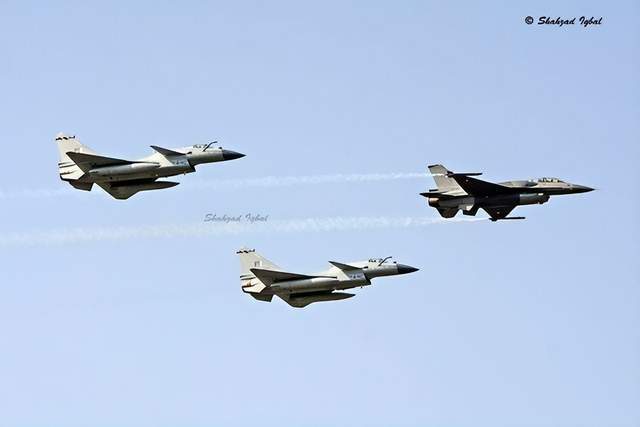 歼10C大战F16！对方动力明显更强，我们能够率先发现_腾讯新闻