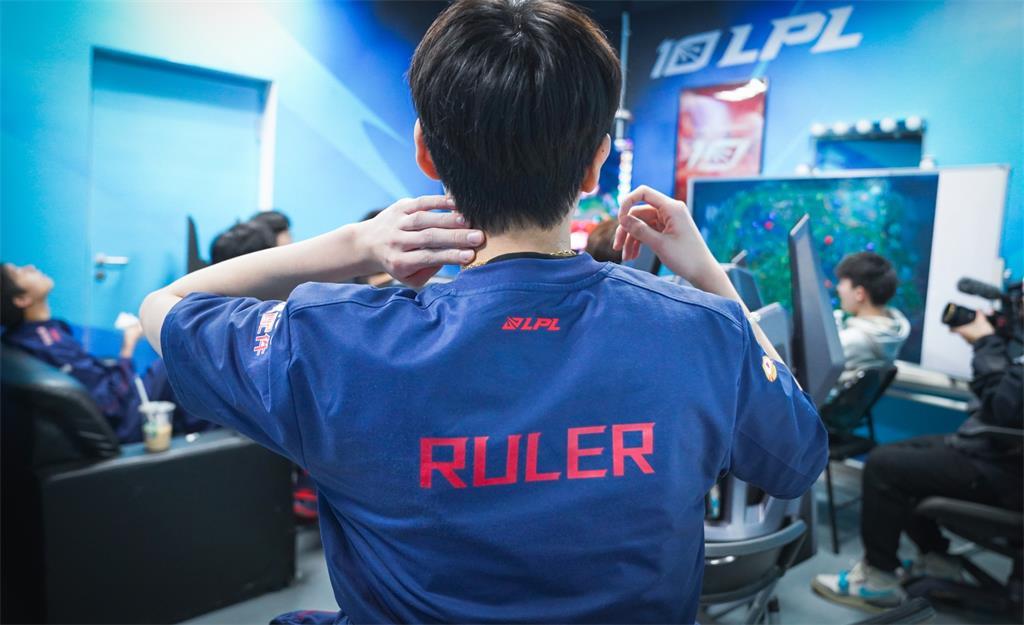 继RNG后，又一战队老板指手画脚搞输比赛，JDG选手被蓝莲花破防了