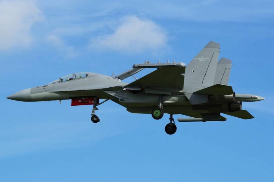 潜龙出海：干扰、压制、反击！歼-16D如何主宰第五维战场？_腾讯新闻