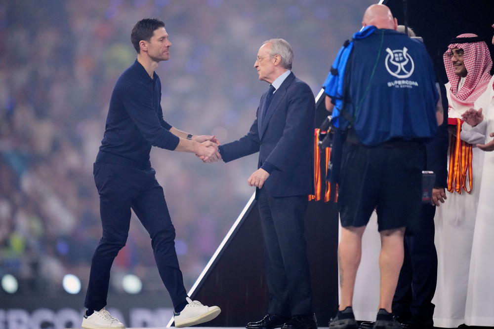 下课真因？曝阿隆索与3巨星交恶！已失球员尊重：训练闲逛+掐点离开_腾讯新闻