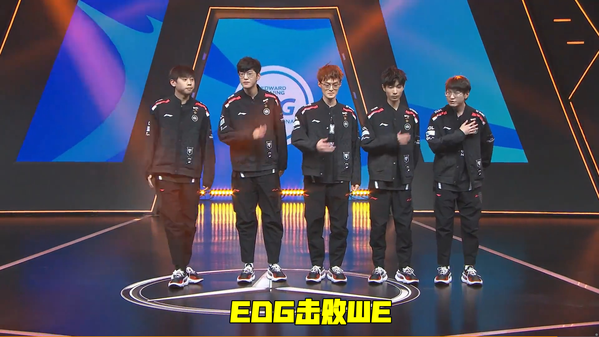 EDG干碎WE首秀取胜，FoFo阿卡丽狂秀操作，又是BLG的人在C