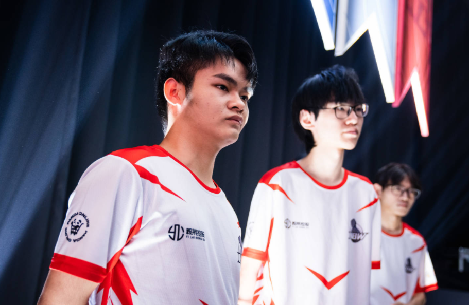 AG训练赛惨败NBW，狼队或争抢百兽！辰鬼曝KPL新瓜，今屿可能留队