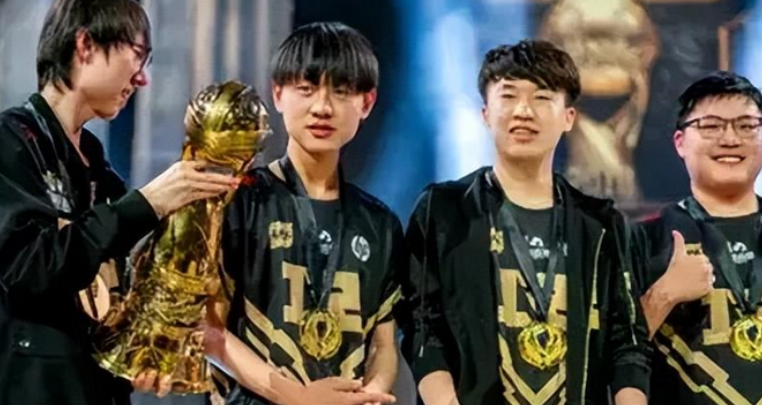 RNG小明不参赛，Mlxg：小虎走了后，小明纯队霸，当年是小弟