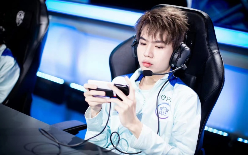 Fly确认加盟RW，教练是老队友，LGD九尾、KSG久酷连接中！_腾讯新闻