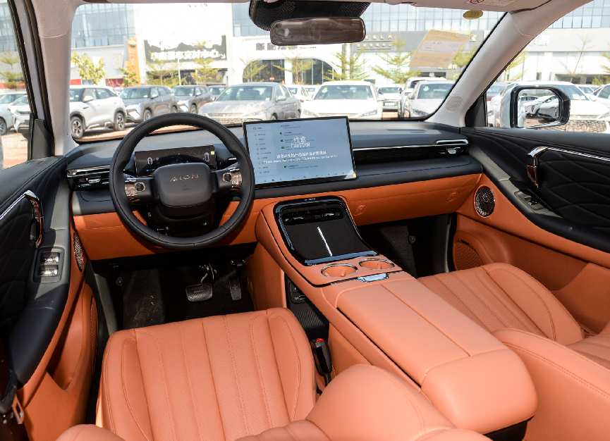 13万抄底650km大SUV，埃安V霸王龙650智享版，纯电续航是大卖点？_腾讯新闻