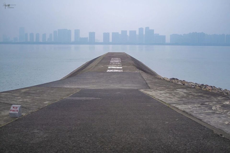 钱塘江其实是钓鱼佬的天堂，就算是在禁渔期，也能坐船体验海钓_腾讯新闻