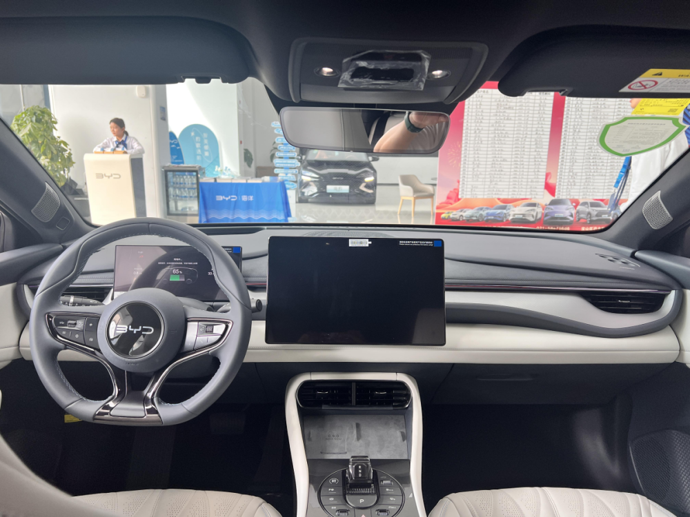 海豹06GT到店实拍：2个优点，2个不足，都说它贵，到底值不值？_腾讯新闻