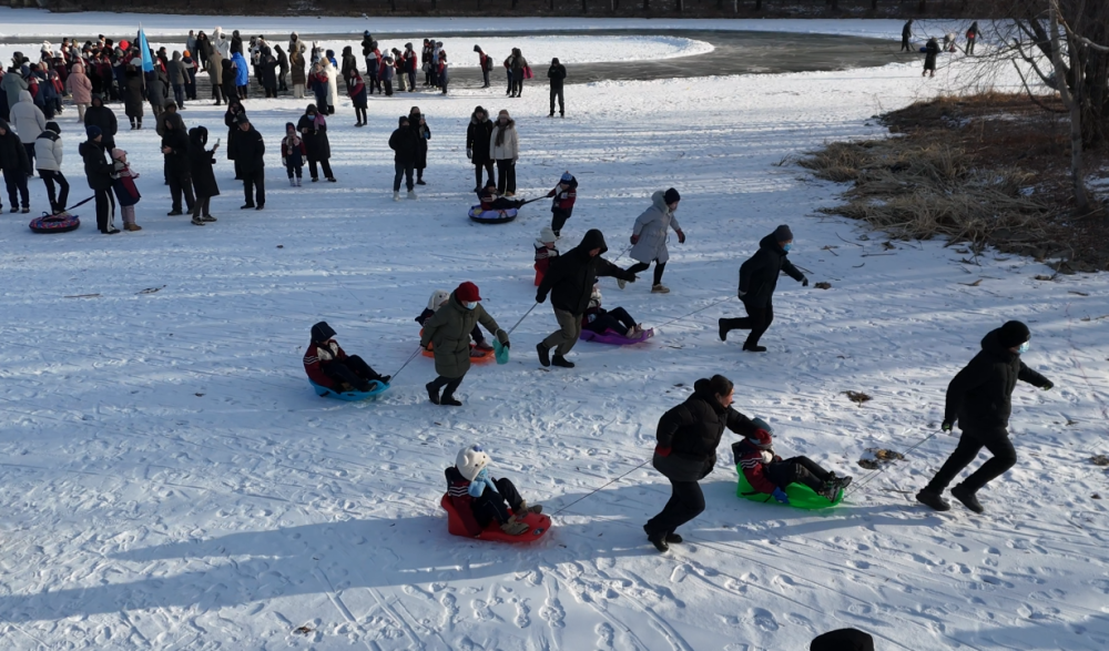 燃情冰雪季 速滑表演 雪地足球 冰趣雪乐满校园_腾讯新闻