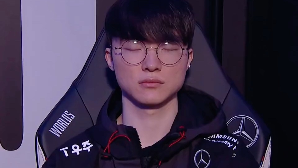 LOL历史最强战队诞生！23连胜拿下MSI冠军，Faker被对位FMVP_腾讯新闻