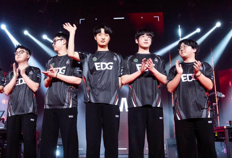 WOL和XLG晋级大师赛！EDG正面临淘汰危机_腾讯新闻