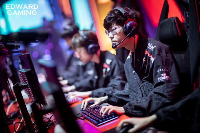 EDG2-0击败WE，拿下春季赛首胜！FoFo阿卡丽猛如战神