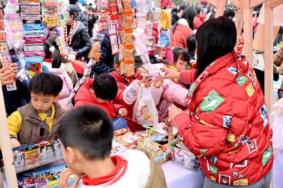 萌娃摆摊、家长吆喝：成都这所小学把“年味”和“共育”玩出了新高度_腾讯新闻