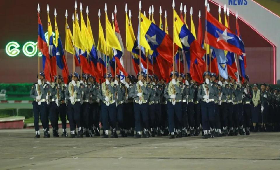 夜空亮剑！缅甸建军80周年，敏昂莱大阅兵！喊话：国防军“永不向恐怖主义妥协”！_腾讯新闻