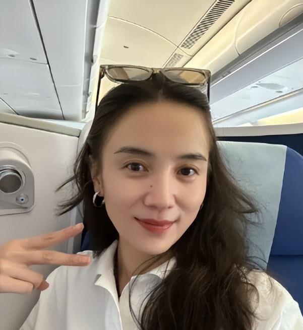 官媒发文，高调官宣45岁的宋佳喜讯，她让整个娱乐圈刮目相看_腾讯新闻
