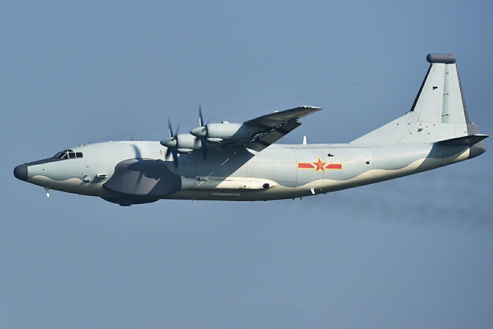 海外谈中国：新型运-9LG电子干扰机亮相泰国 机背平衡木雷达天线很亮眼_腾讯新闻