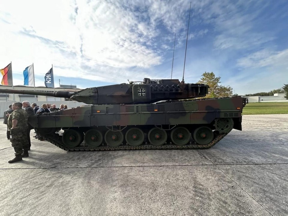 德国陆军接收最后1辆豹2A7V主战坦克，全新车体，更换新的滑膛炮_腾讯新闻