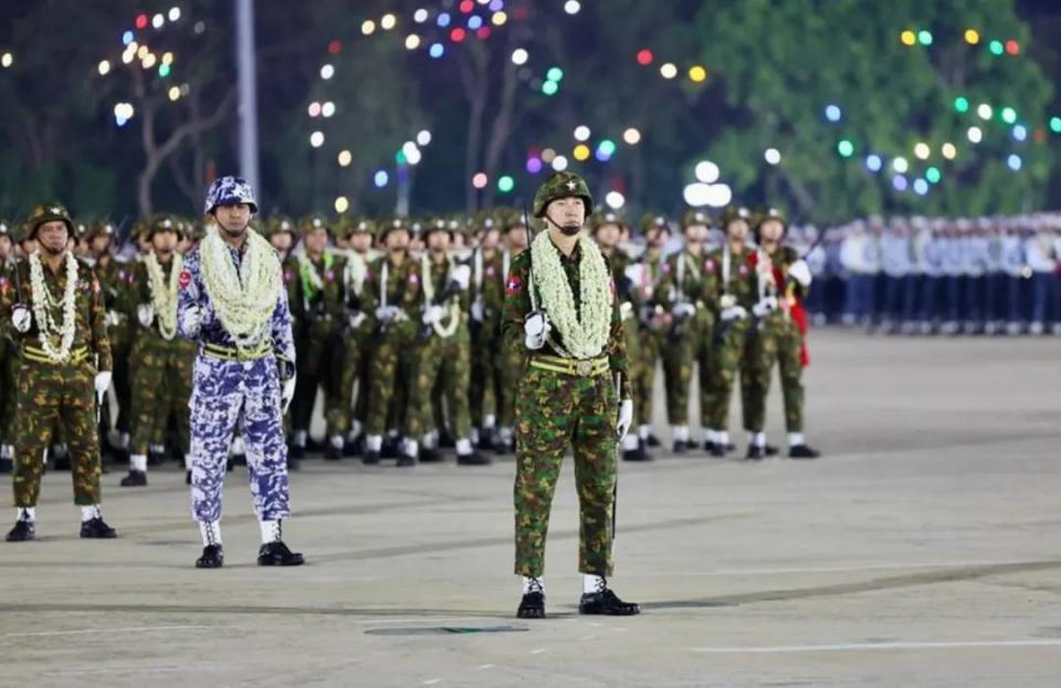 夜空亮剑！缅甸建军80周年，敏昂莱大阅兵！喊话：国防军“永不向恐怖主义妥协”！_腾讯新闻