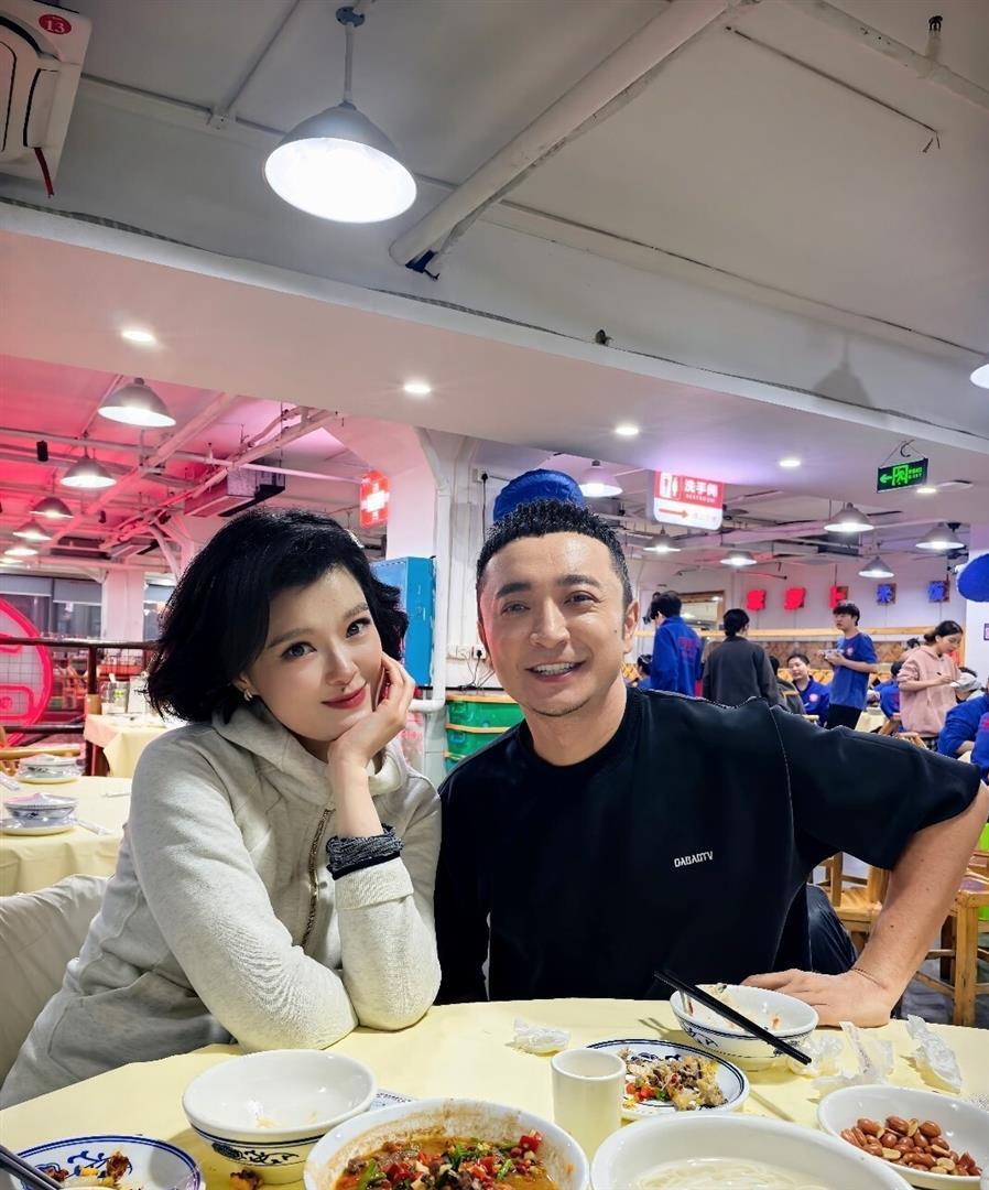 主持人邹韵和尼格买提在长沙一起吃饭，吃的浏阳菜，俩人感情蛮好_腾讯新闻