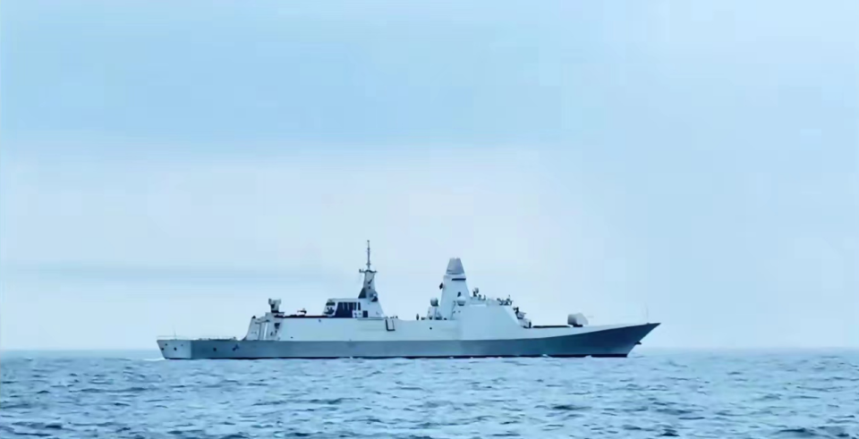 054B型护卫舰首舰：已经刷上545舷号，“漯河”舰正式服役？_腾讯新闻