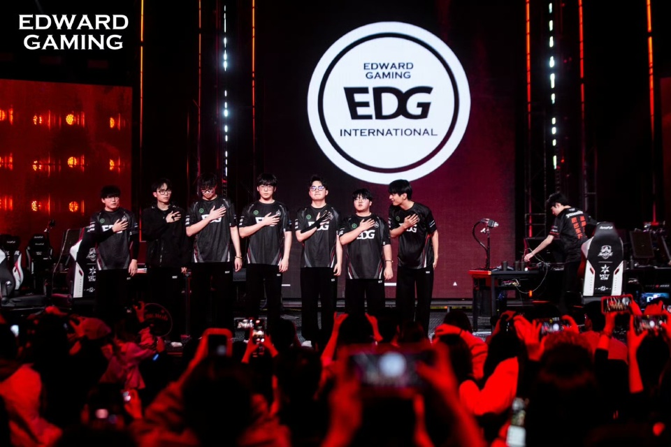 EDG团总直播透露无畏契约分部换人原因：S1Mon不努力！_腾讯新闻