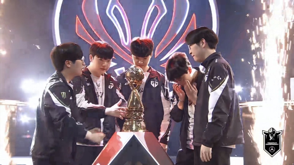 LOL历史最强战队诞生！23连胜拿下MSI冠军，Faker被对位FMVP_腾讯新闻