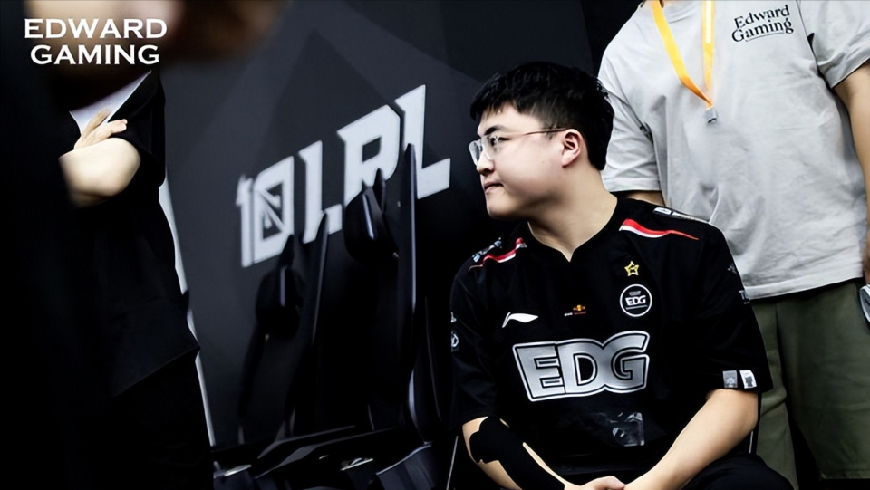 Uzi即将迎来第3次退役！直播回应：S14打不了，维鲁斯确实不会玩_腾讯新闻